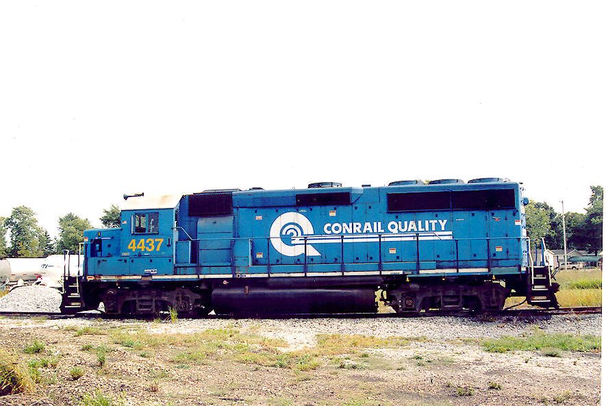 CSX 4437 still in Conrail blue, sort of...